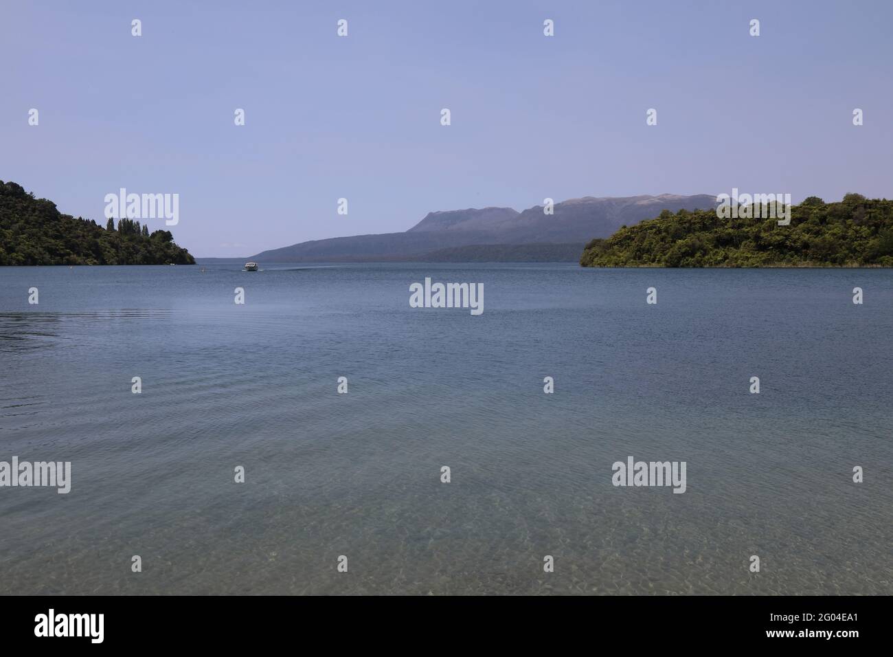 Lake rotokakahi hi-res stock photography and images - Alamy