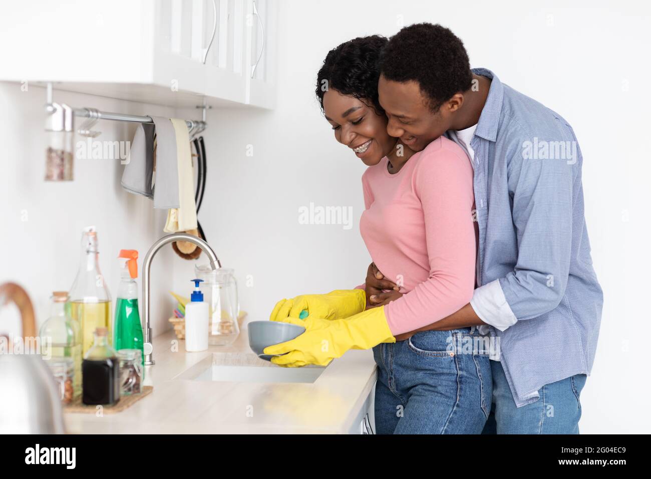 African woman washing dishes smiling hi-res stock photography and ...