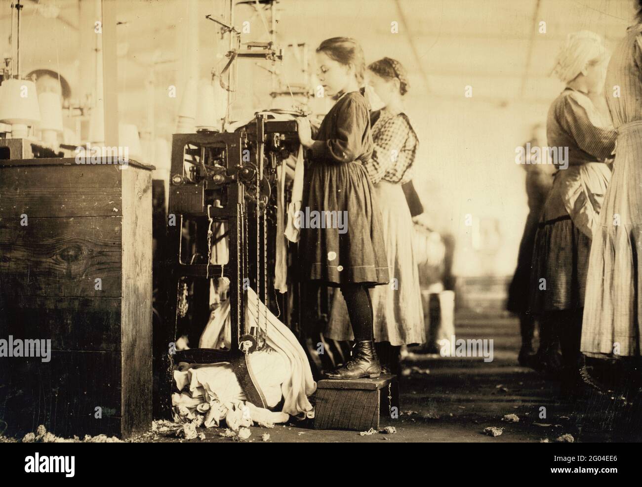 Child labour textile mills hi-res stock photography and images - Alamy