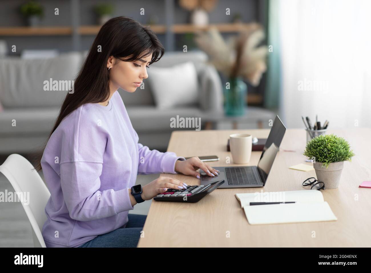 Woman with calculator hi-res stock photography and images - Alamy