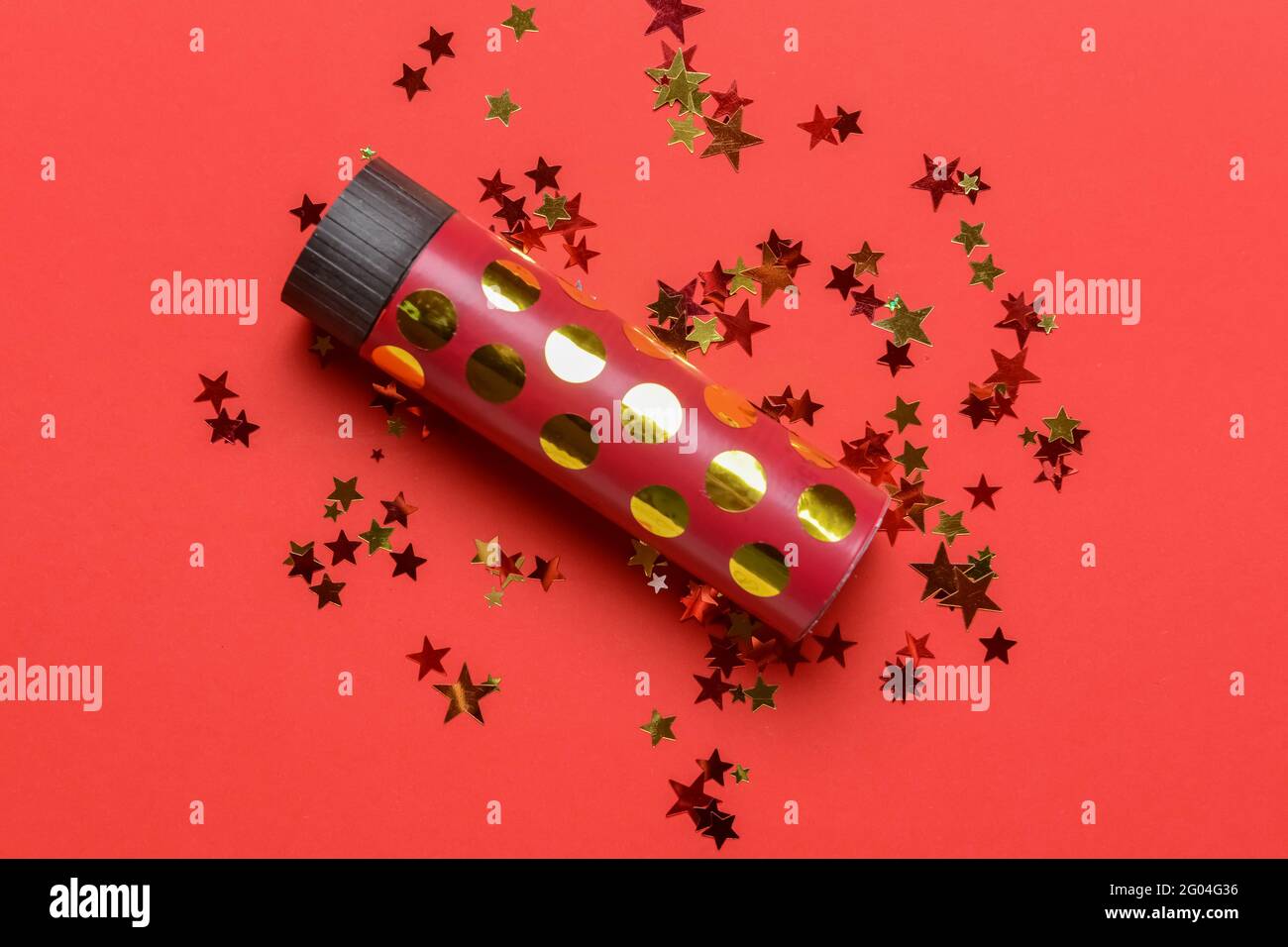 Red party popper with confetti hi-res stock photography and images - Alamy