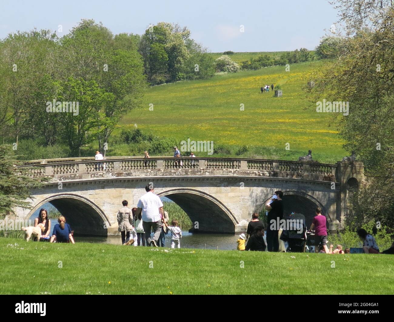 A beautiful summer's day in Warwickshire and visitors enjoy the ...