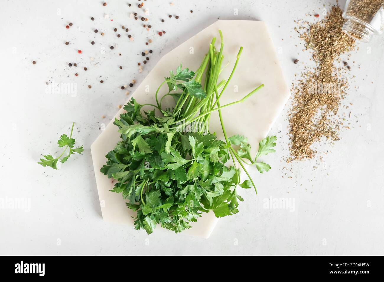 Board with fresh parsley on light background Stock Photo - Alamy