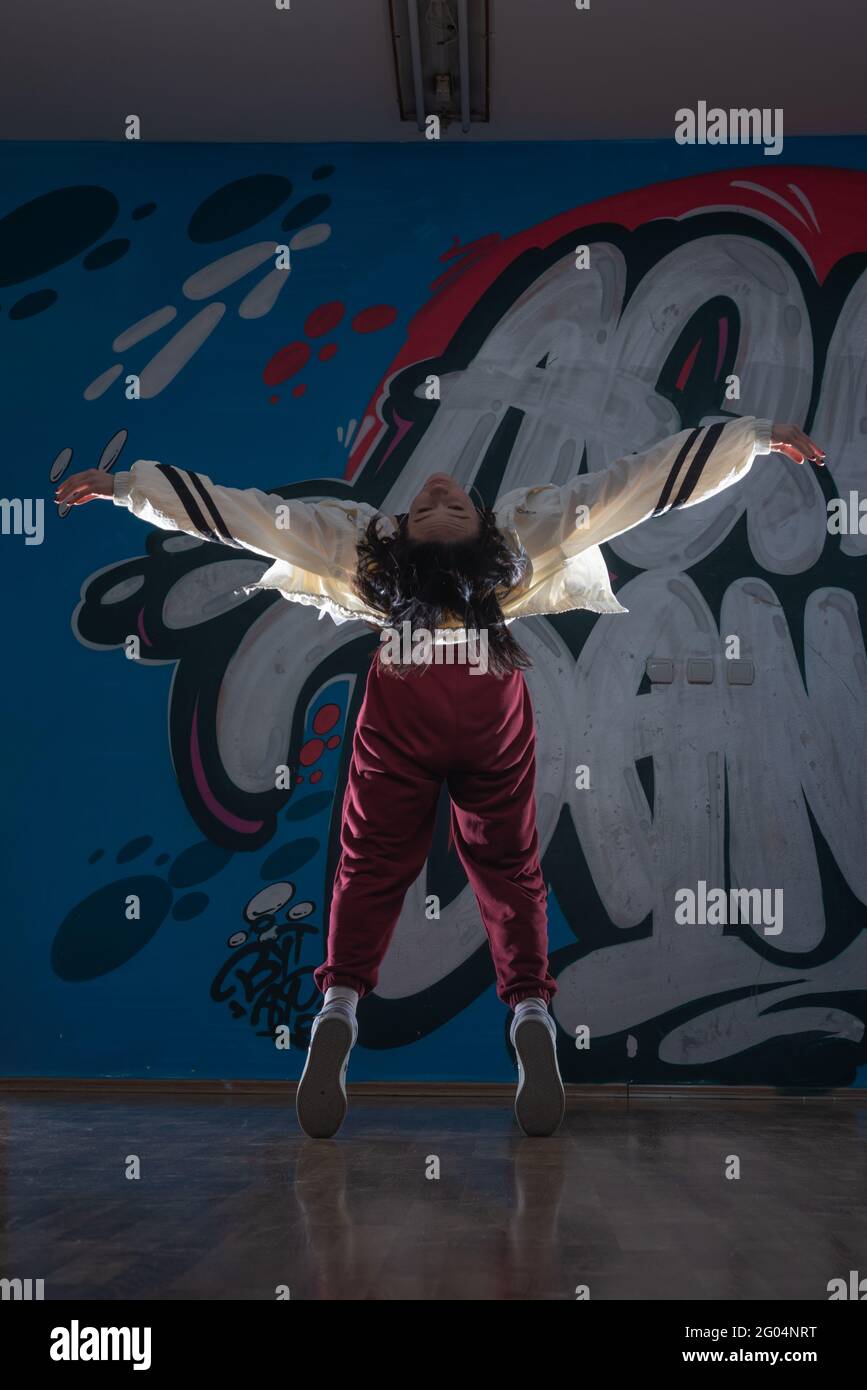 Silhouette of young woman hiphop dancer (breakdancer)dancing on ...