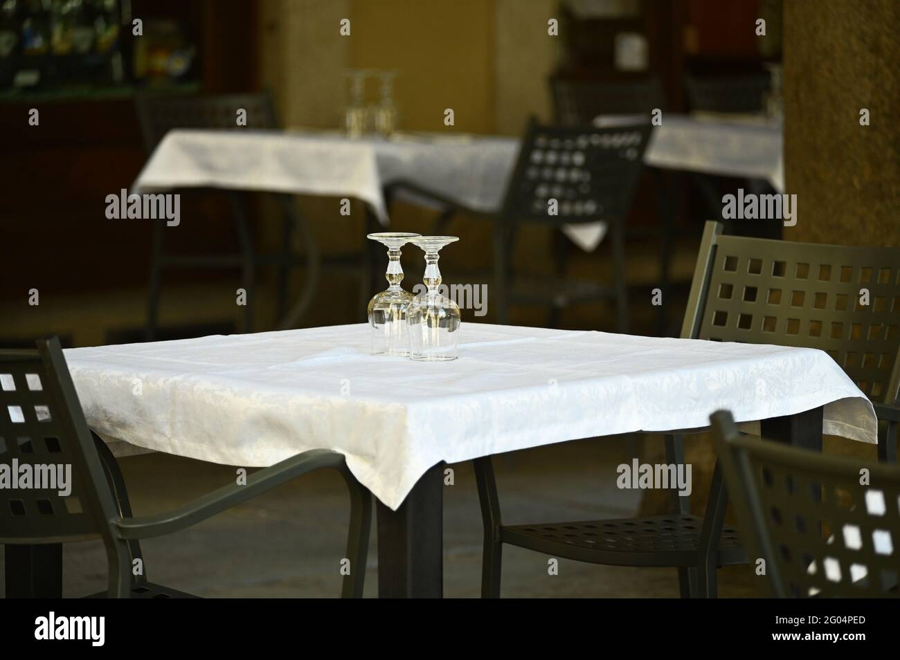 Closeup of an empty table at the outdoor restaurant Stock Photo - Alamy