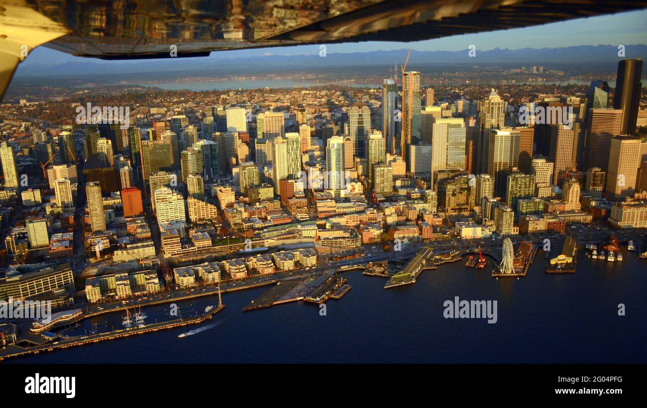 Seattle skyline mountains hi-res stock photography and images - Alamy