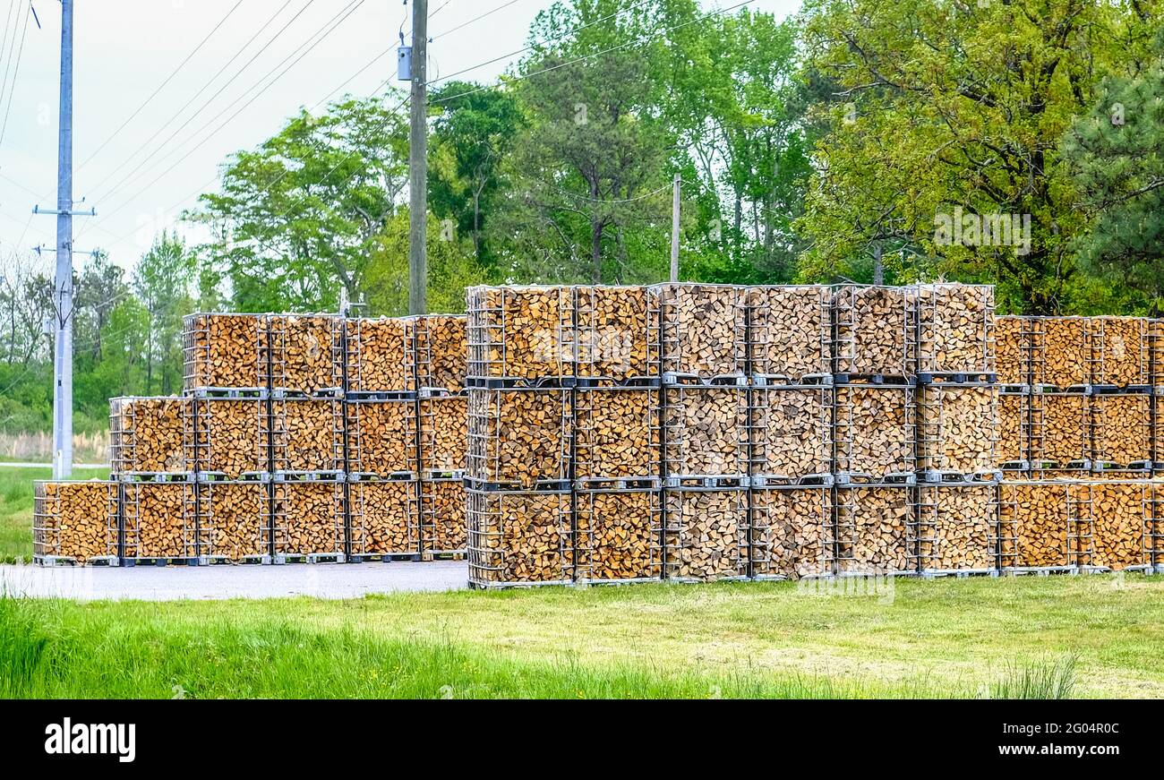 Firewood rack hi-res stock photography and images - Alamy