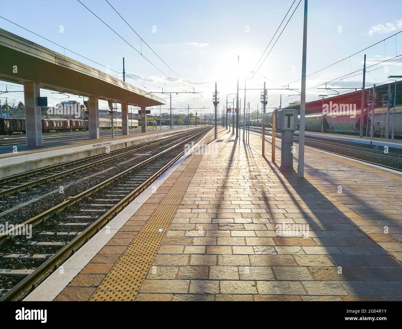 Train tracks perspective view. Transportation mode Stock Photo - Alamy
