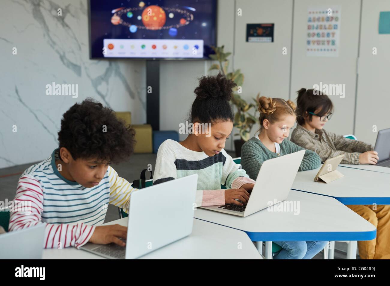 Kids computers in classroom hi-res stock photography and images - Alamy