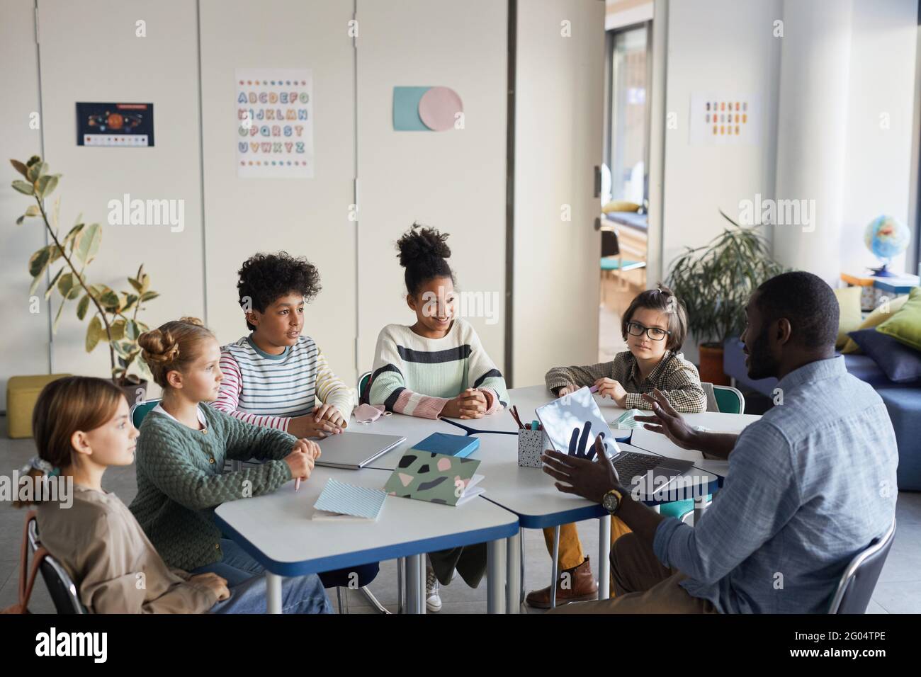 Multicultural ethnicity school classroom hi-res stock photography and ...
