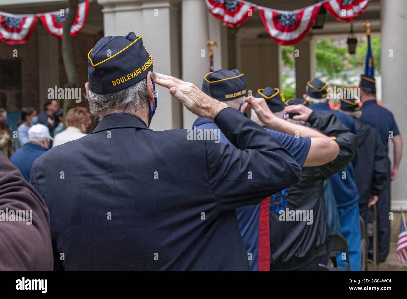 Us navy soldier salute memorial hi-res stock photography and images - Alamy