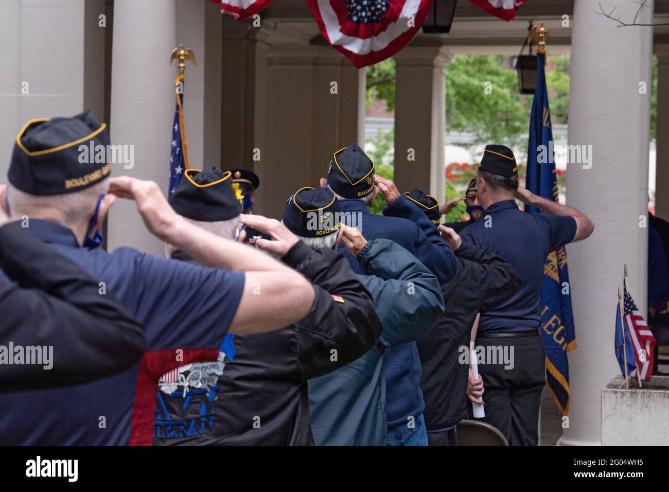 Us navy soldier salute memorial hi-res stock photography and images - Alamy