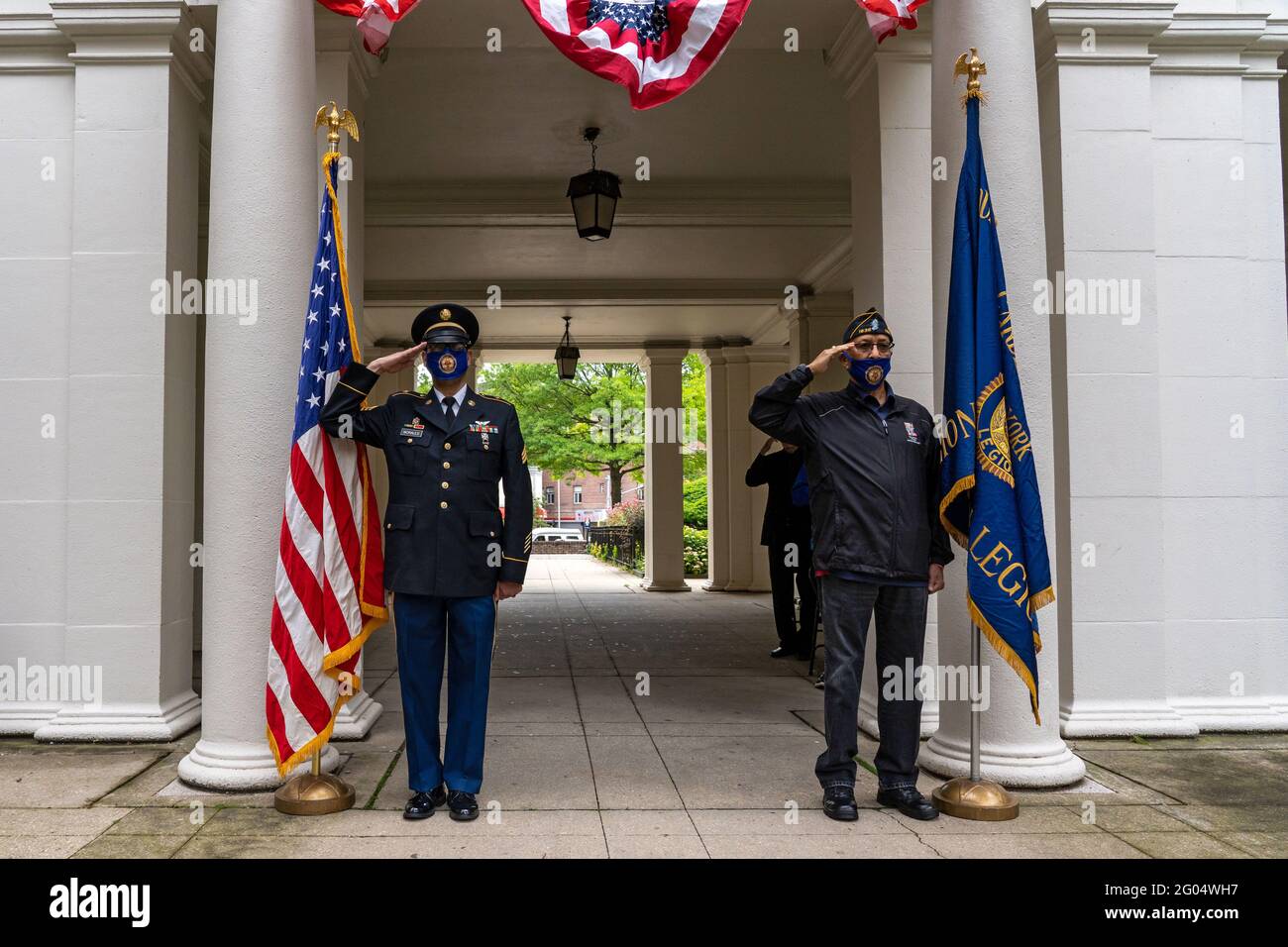 Us navy soldier salute memorial hi-res stock photography and images - Alamy