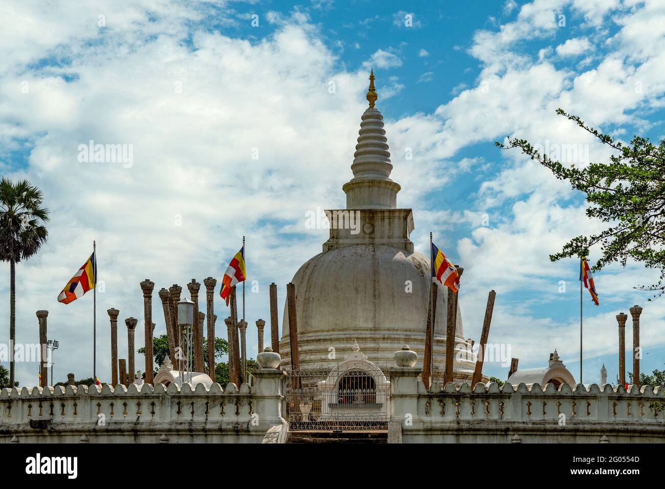 Stupa sri lanka hi-res stock photography and images - Alamy