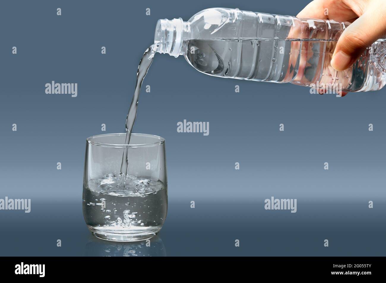 Man's hand pouring water into a glass Stock Photo - Alamy
