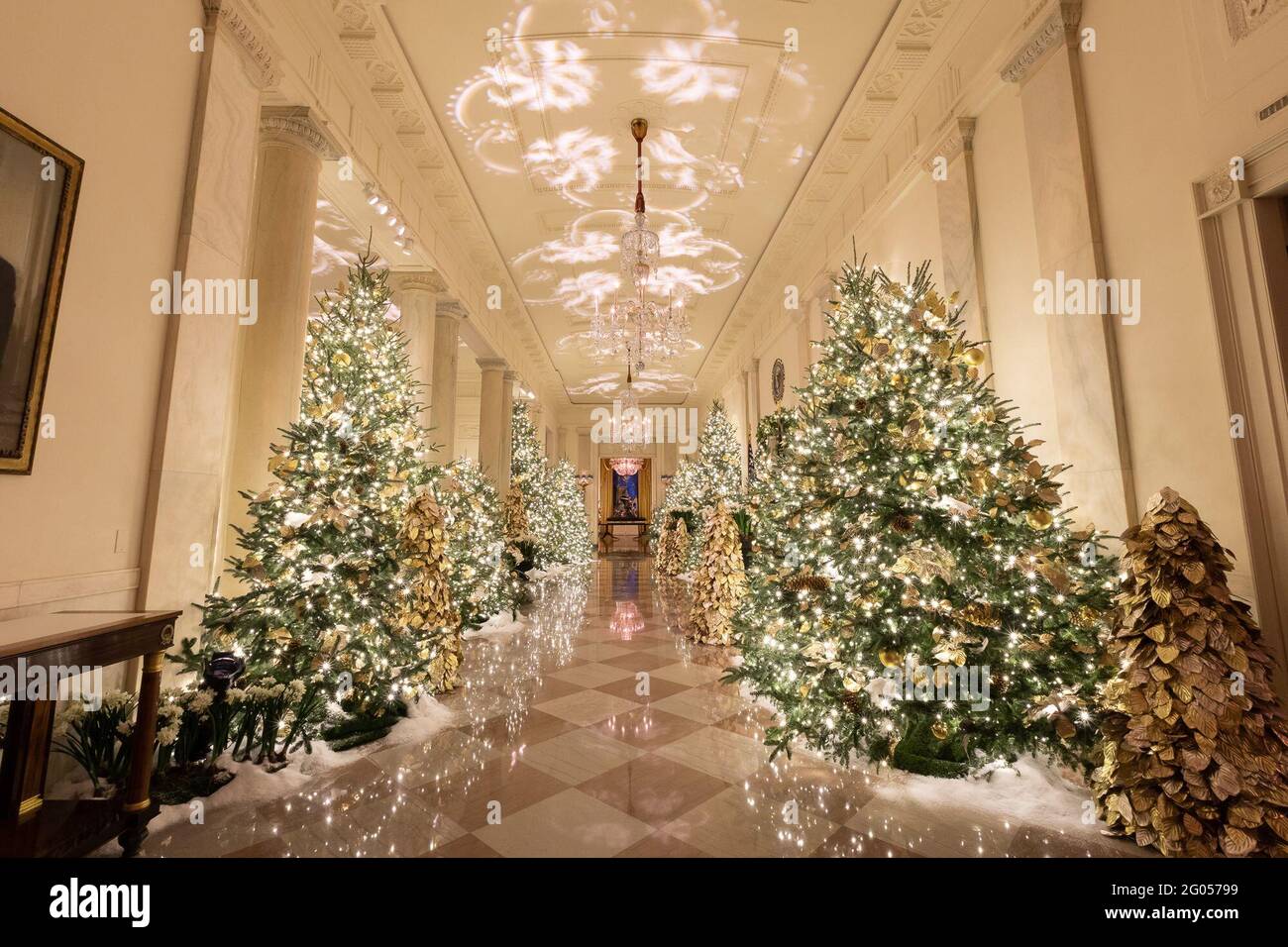 Cross hall white house hi-res stock photography and images - Alamy