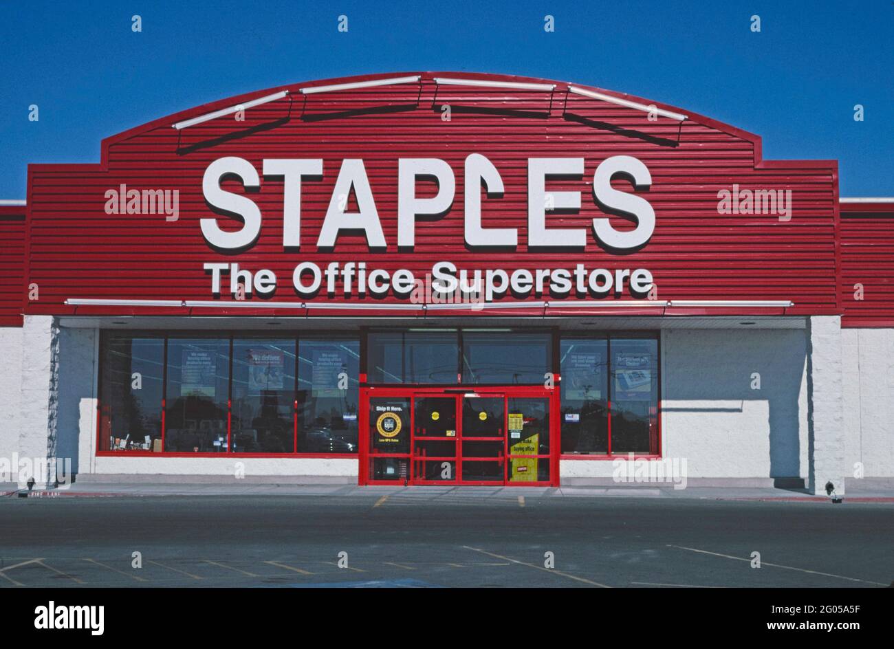 A staples office supply store hi-res stock photography and images - Alamy