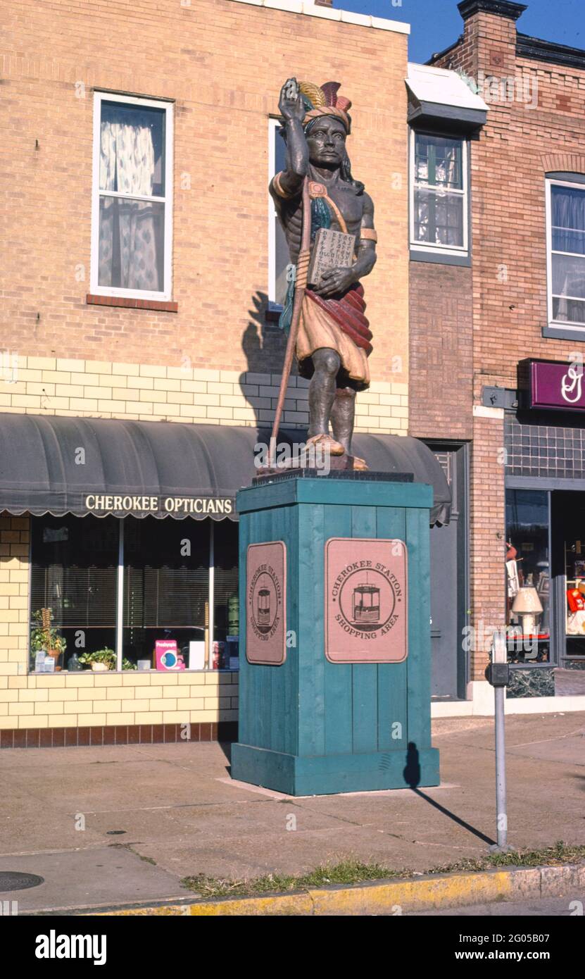Historical cherokee statue hi-res stock photography and images - Alamy