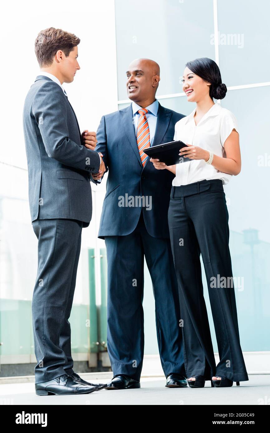 Indian business man shaking hand hi-res stock photography and images ...