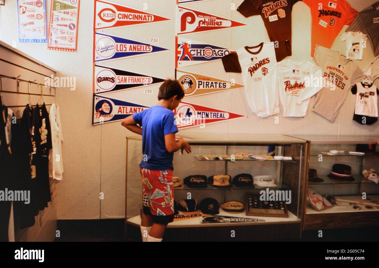 1980s major league baseball fans hi-res stock photography and images ...