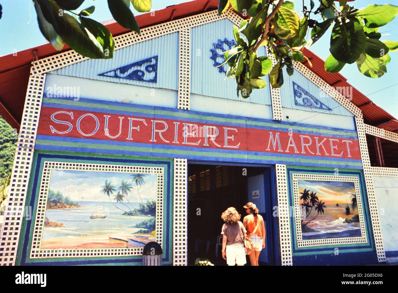 St lucia tourists at market hi-res stock photography and images - Alamy