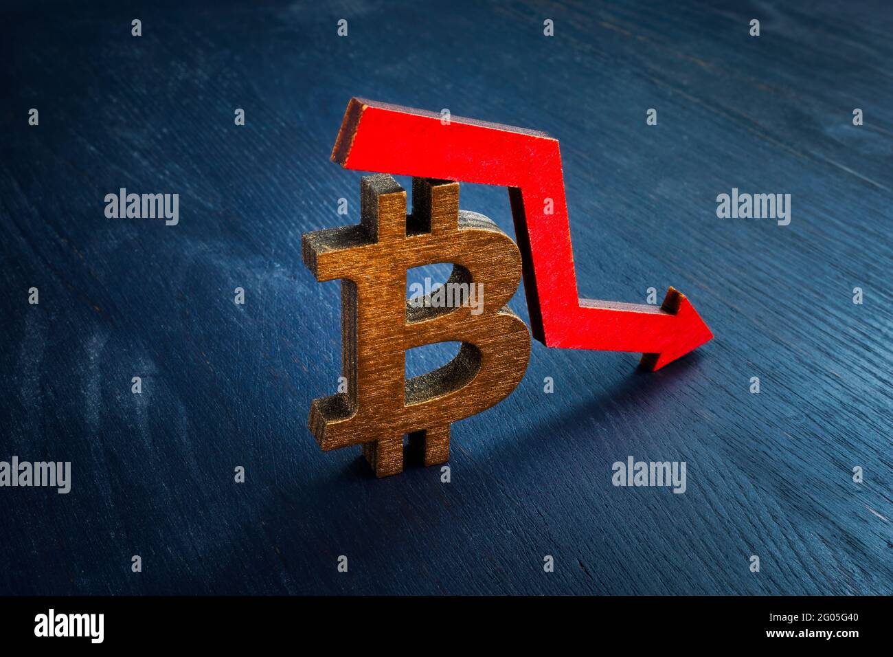 Falling arrow hi-res stock photography and images - Alamy