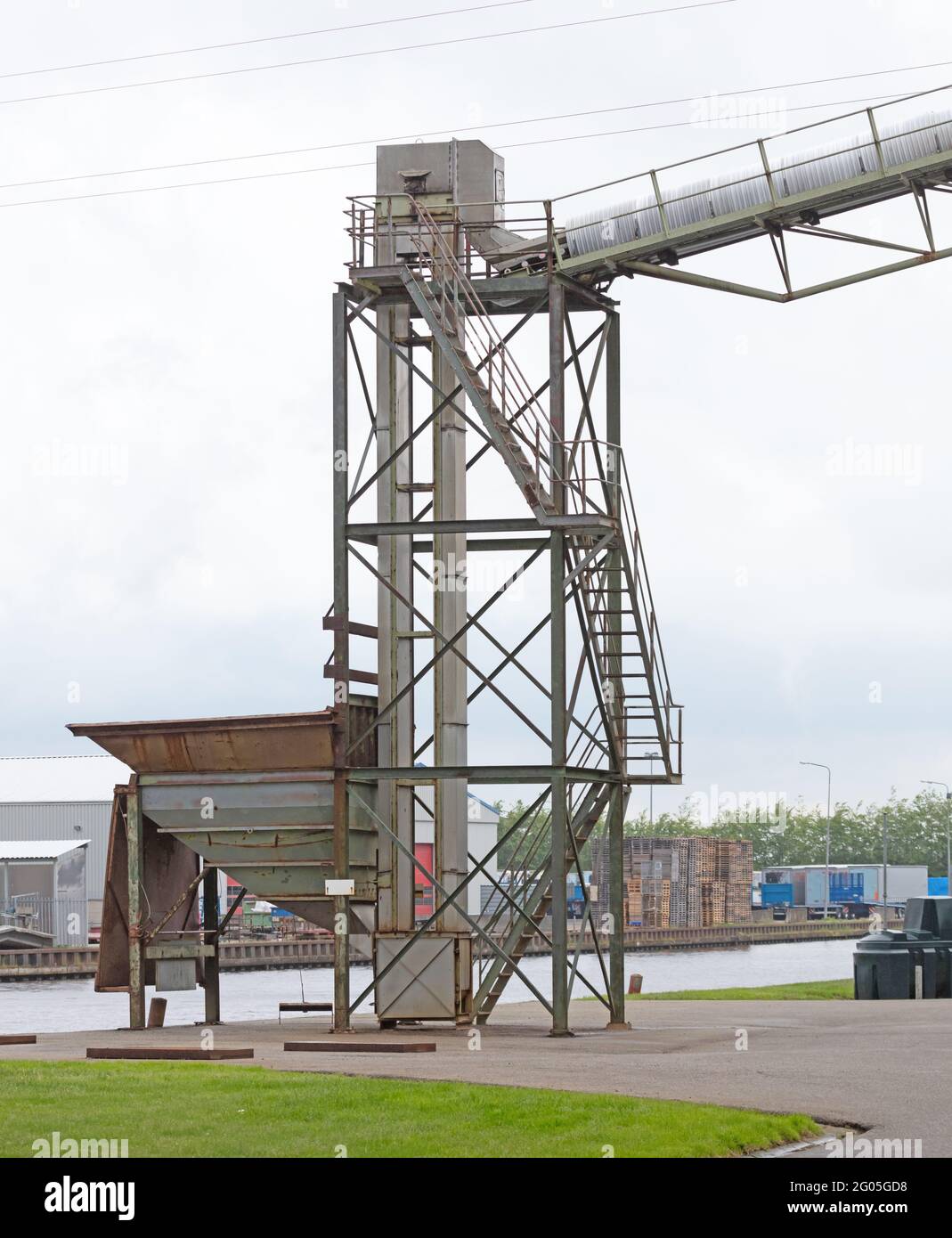 Mechanical conveyor hi-res stock photography and images - Alamy