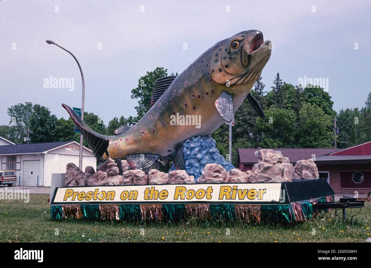 Fish parade float hi-res stock photography and images - Alamy