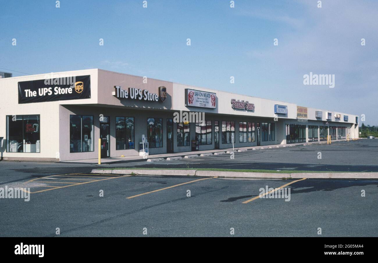 2000s America - Strip mall, Post Falls, Idaho 2004 Stock Photo - Alamy