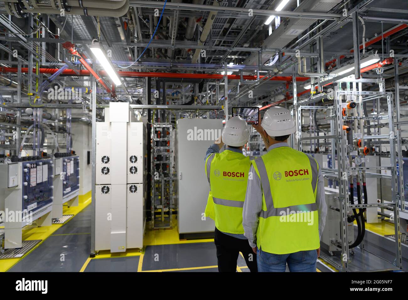 31 May 2021, Saxony, Dresden: Associates use a tablet, a so-called twin ...