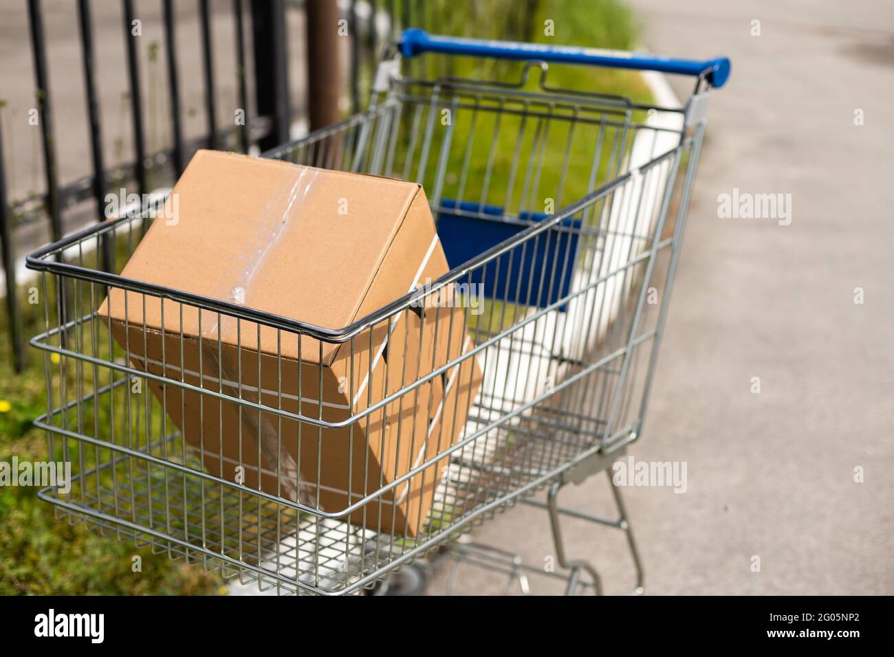 Brown cardboard moving box in the cart Stock Photo - Alamy