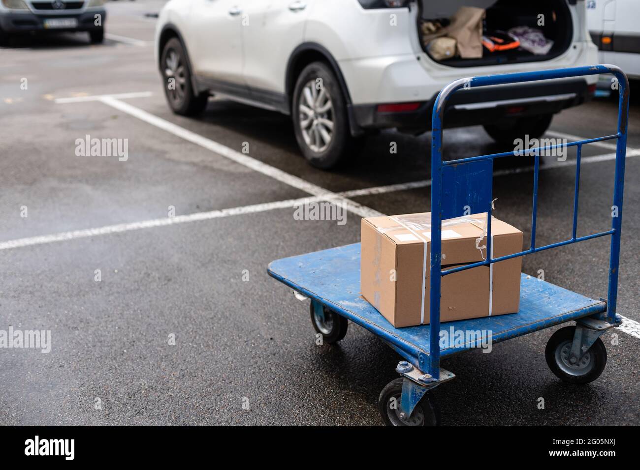 Brown cardboard moving box in the cart Stock Photo - Alamy