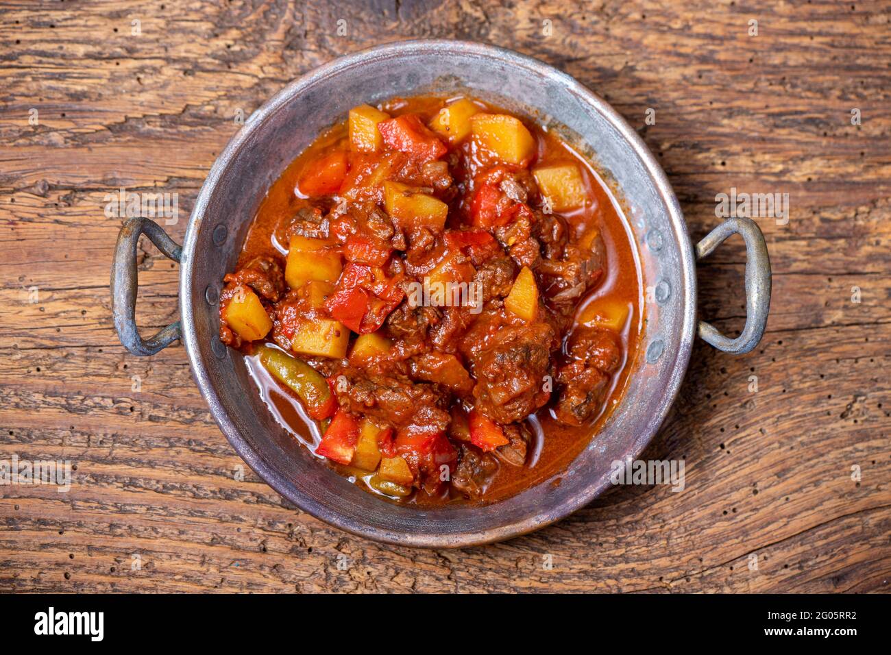Ungarisches gulasch mit kartoffeln hi-res stock photography and images ...