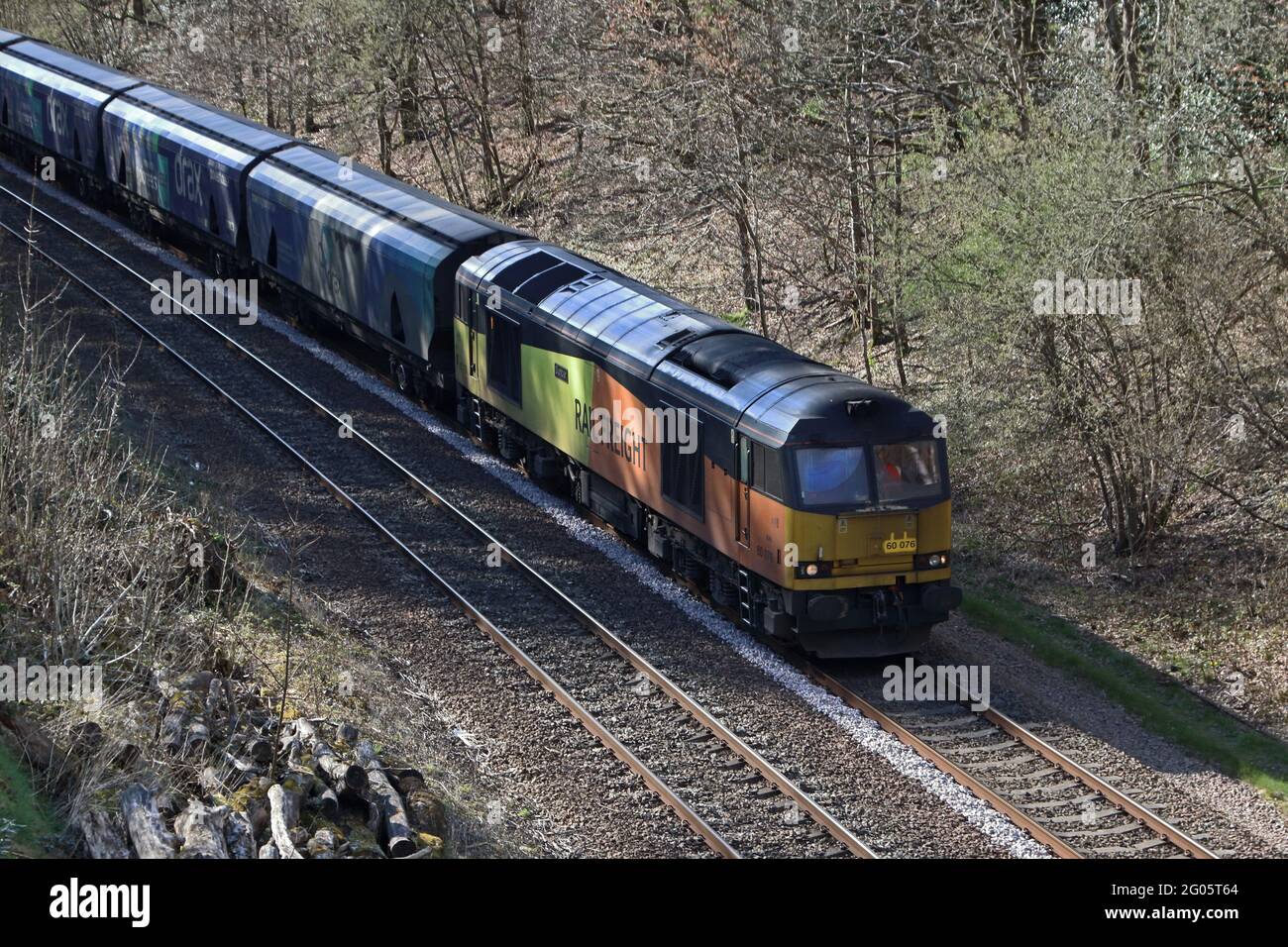 Colas Class 60 diesel engine 60076 hauling wood pellets to Drax power ...