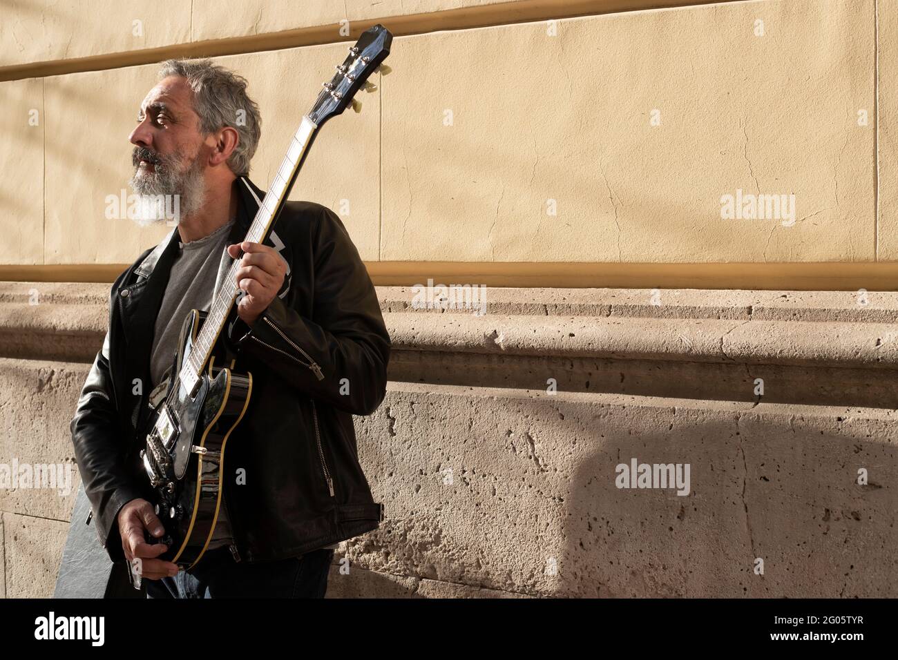 older man with beard and playing electric guitar Stock Photo - Alamy