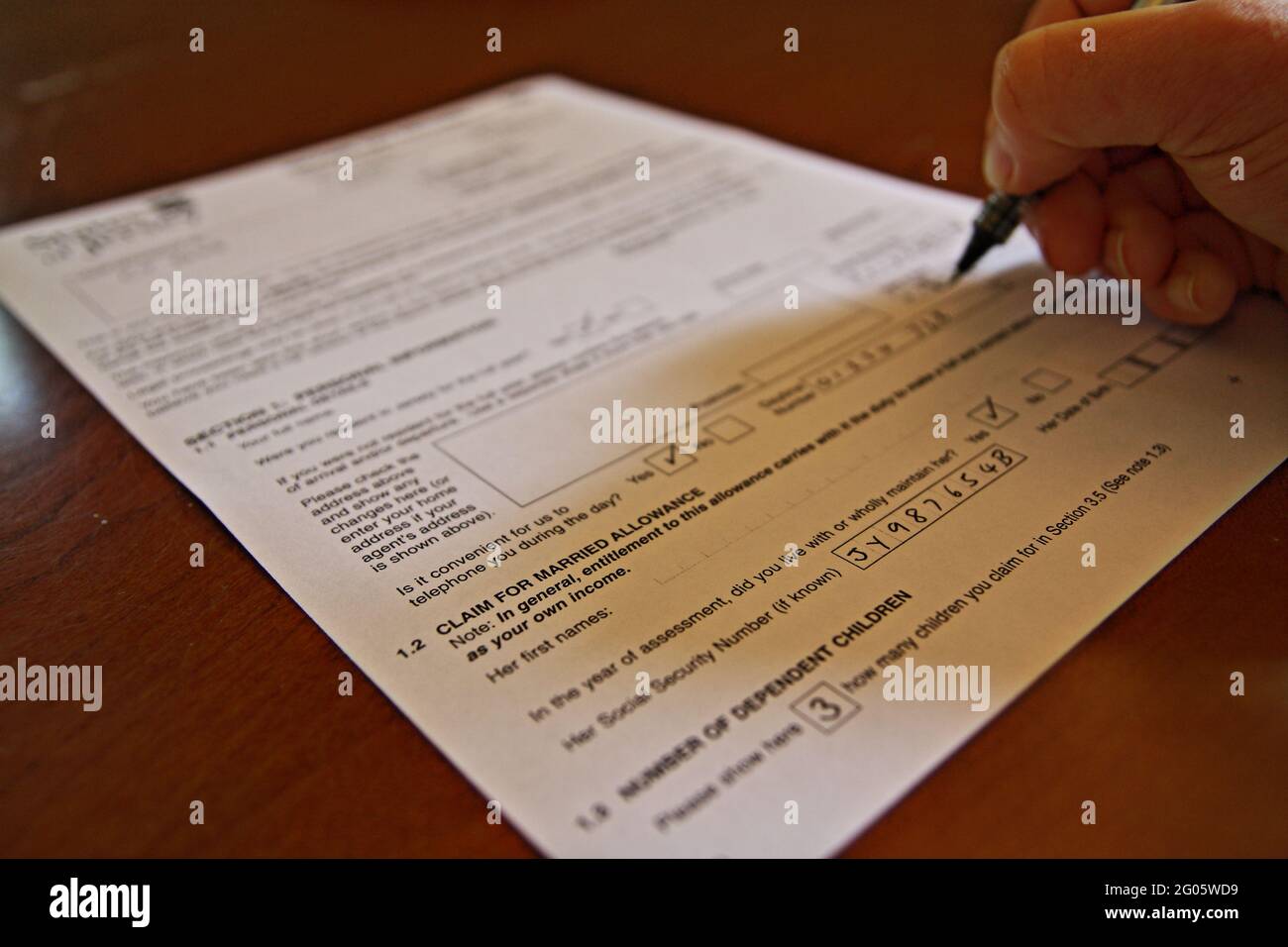 Hand signing a document Stock Photo - Alamy