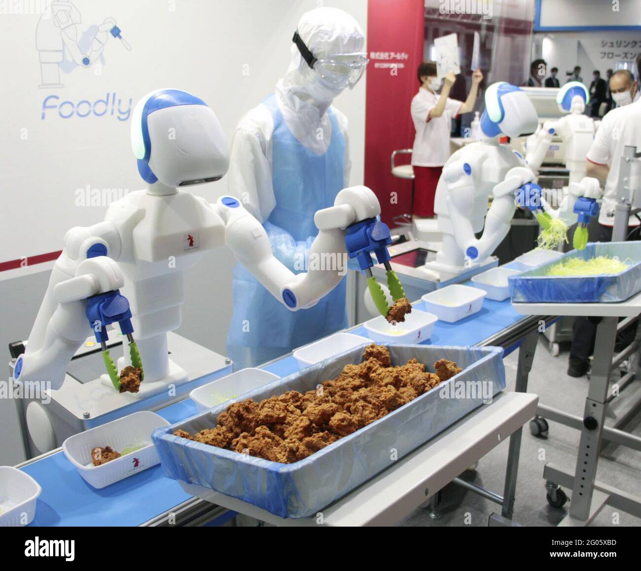 AI-equipped humanoid robots place deep-fried chicken and sliced cabbage ...