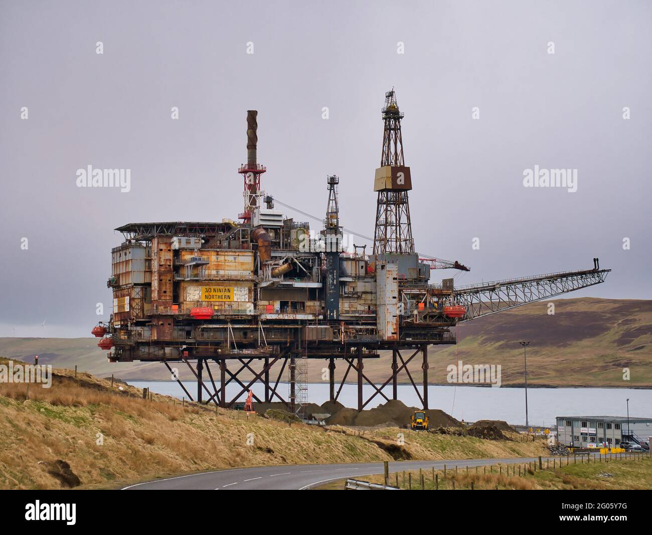 Decommissioned offshore platform hi-res stock photography and images ...