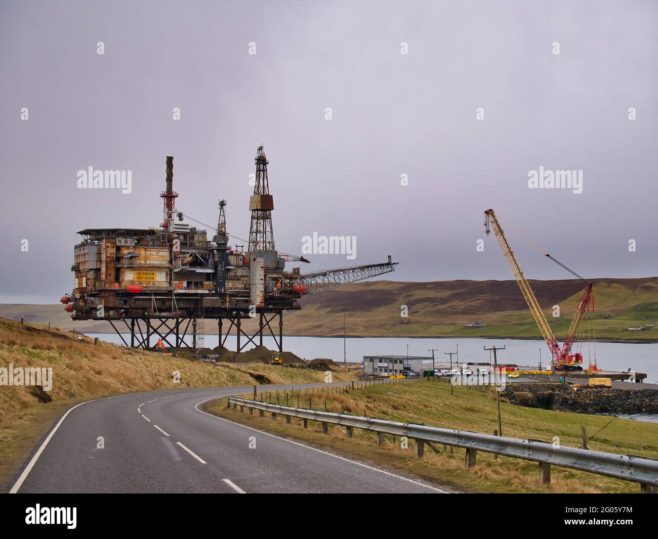 Decommissioned offshore platform hi-res stock photography and images ...