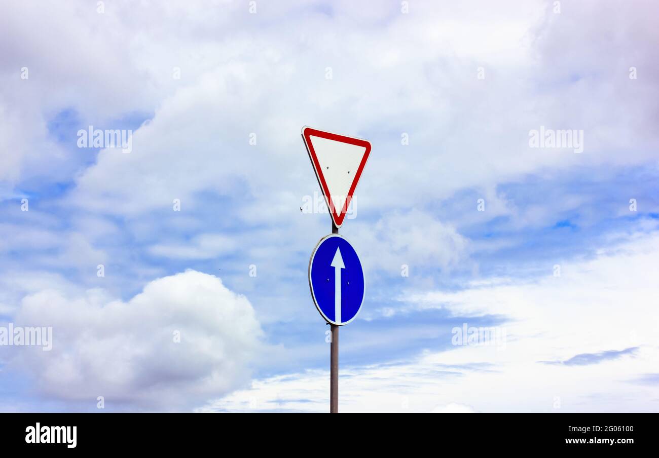 Yield the right of way hi-res stock photography and images - Alamy