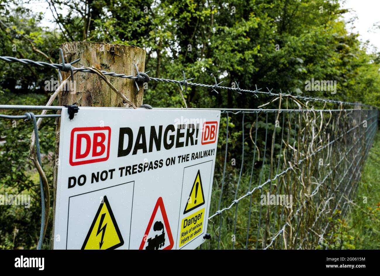 Warning trespass on railway sign hi-res stock photography and images ...