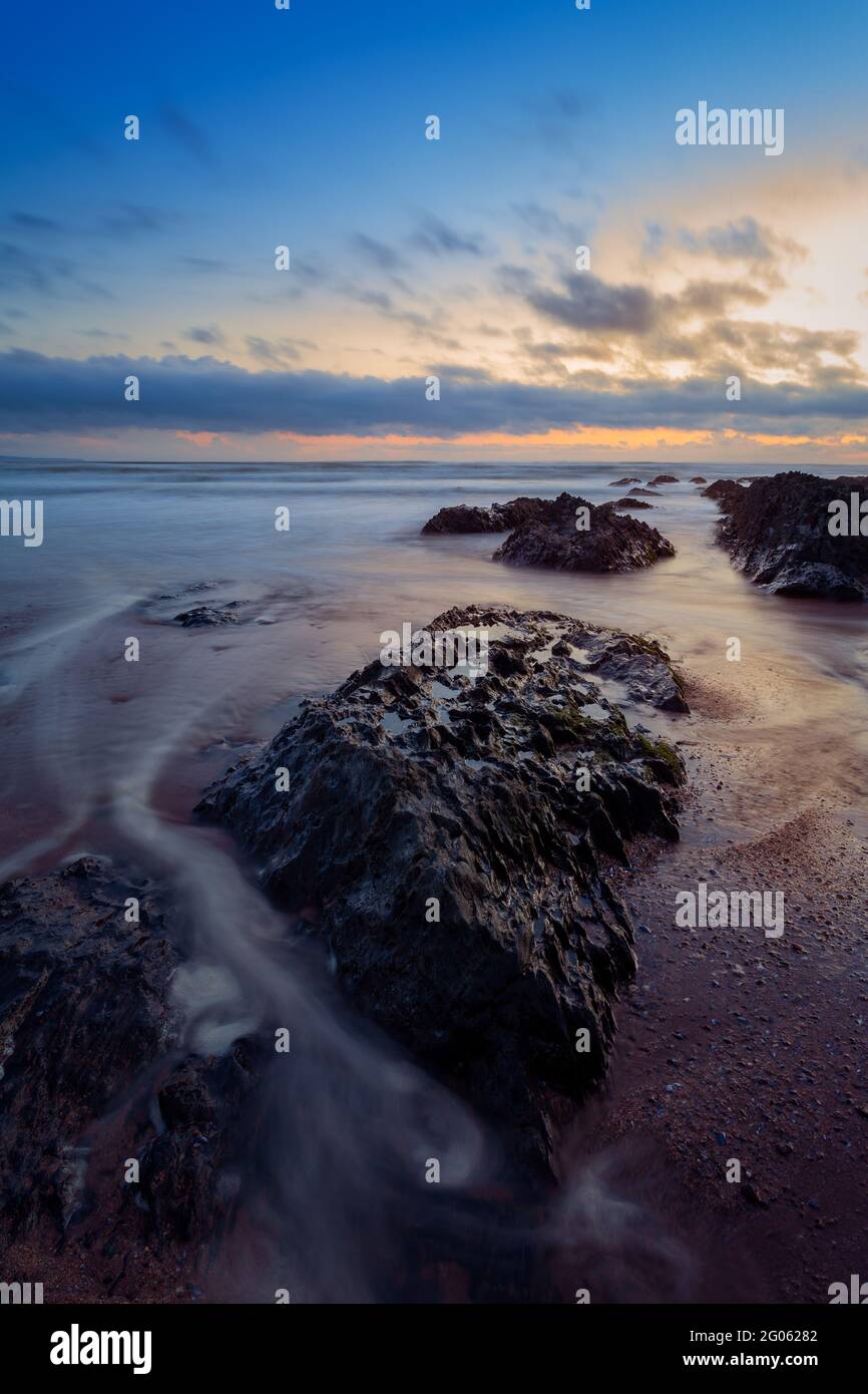 Water around rocks hi-res stock photography and images - Alamy