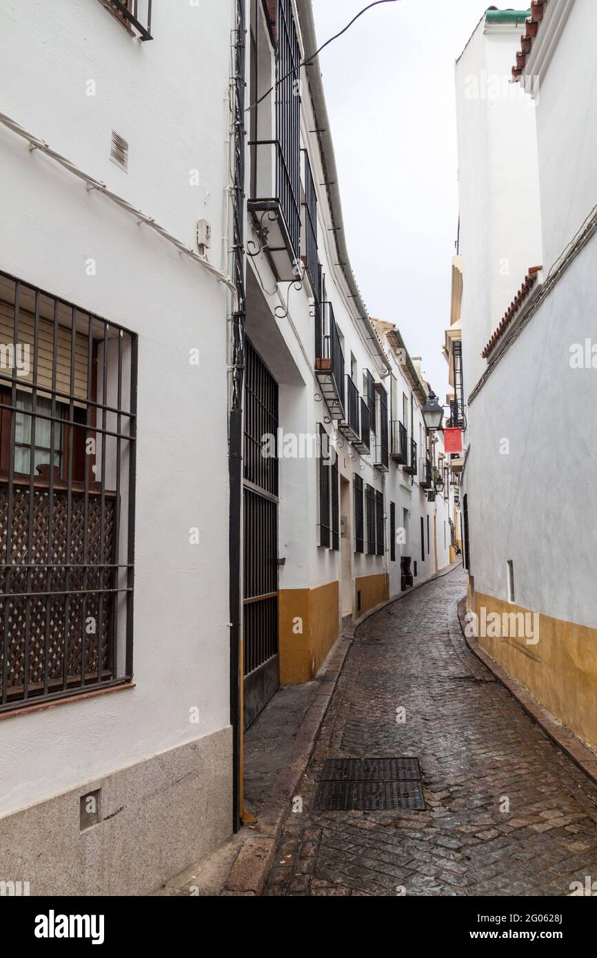 Narrow street white walls spain hi-res stock photography and images - Alamy