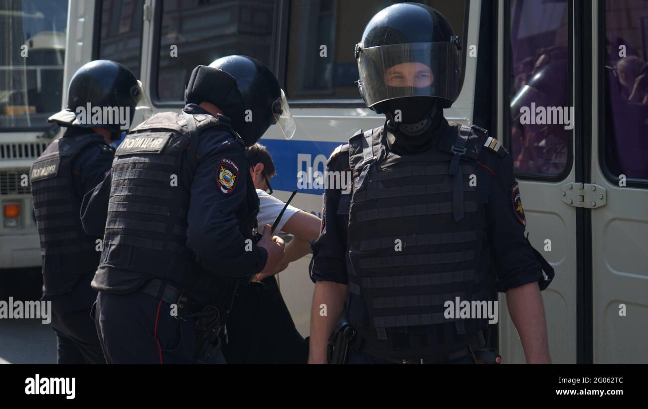 Officers in riot gear hi-res stock photography and images - Alamy
