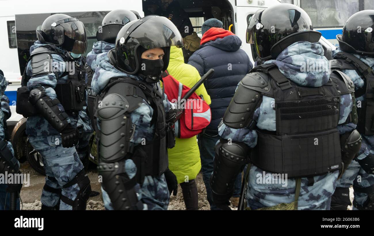 Police riot gear protesters hi-res stock photography and images - Alamy