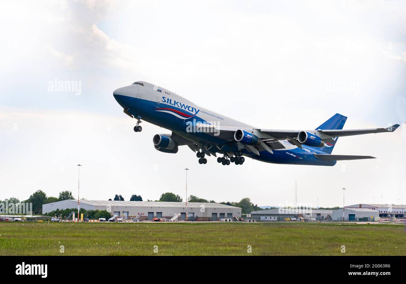 Jumbo jet taking off Stock Photo - Alamy