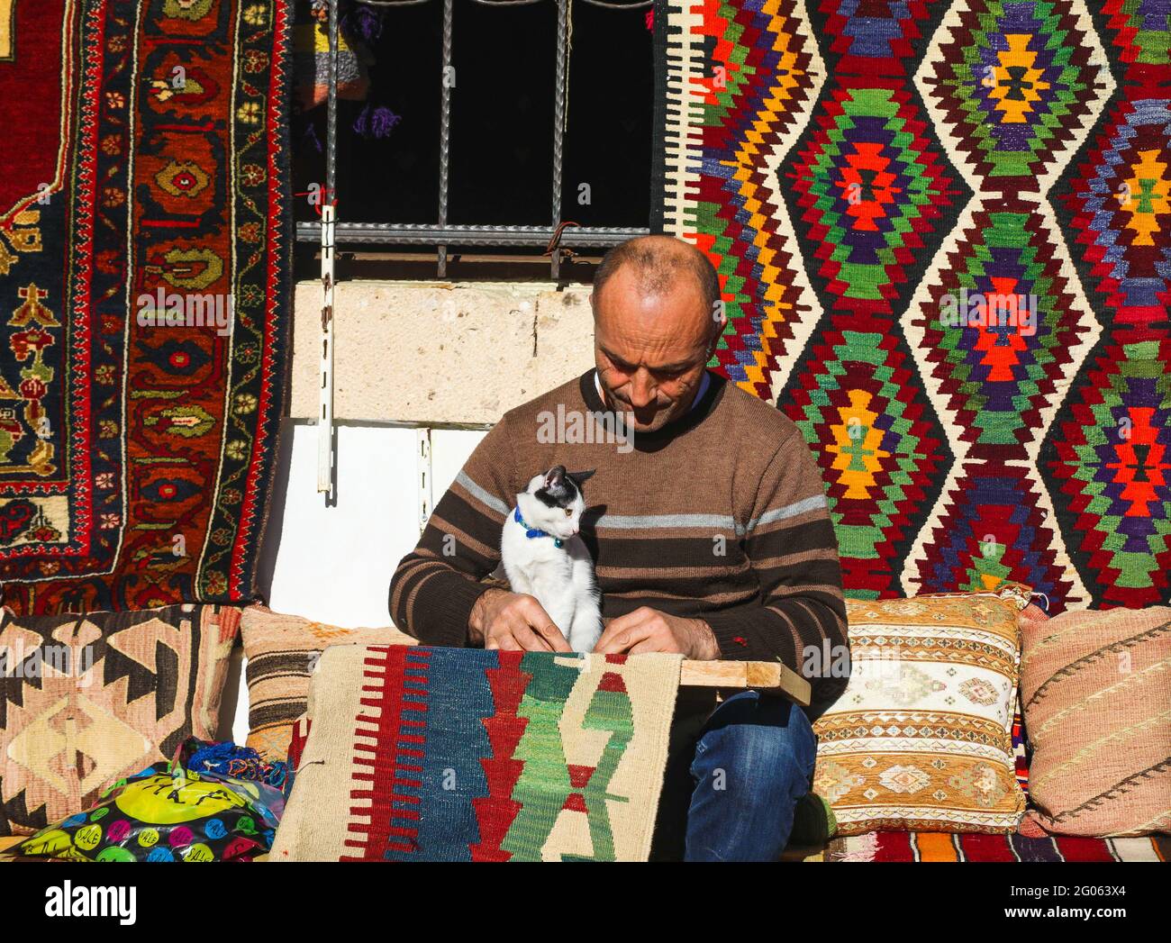 Asian middle rugs hi-res stock photography and images - Alamy