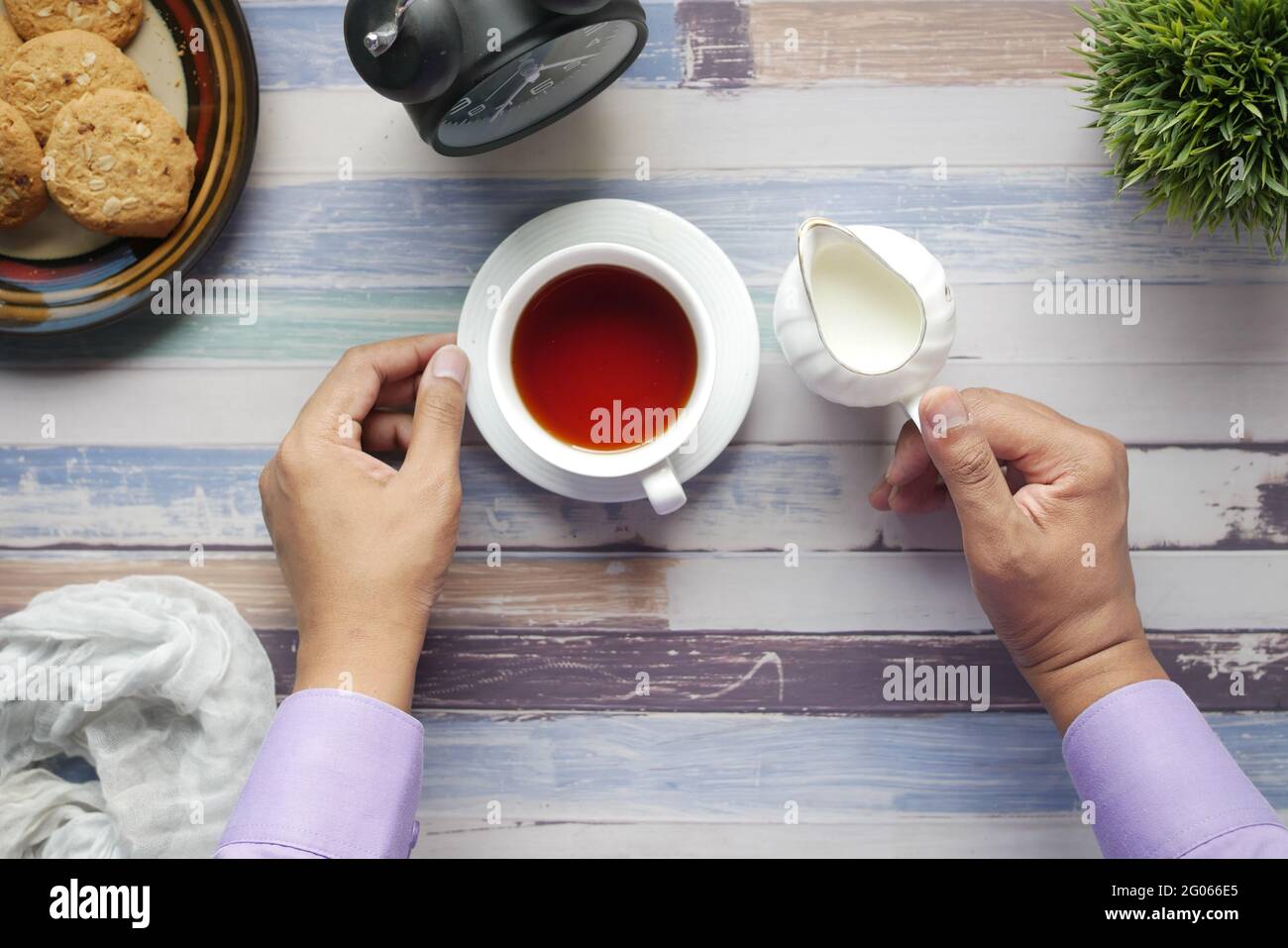Hand holding tea cup hi-res stock photography and images - Alamy