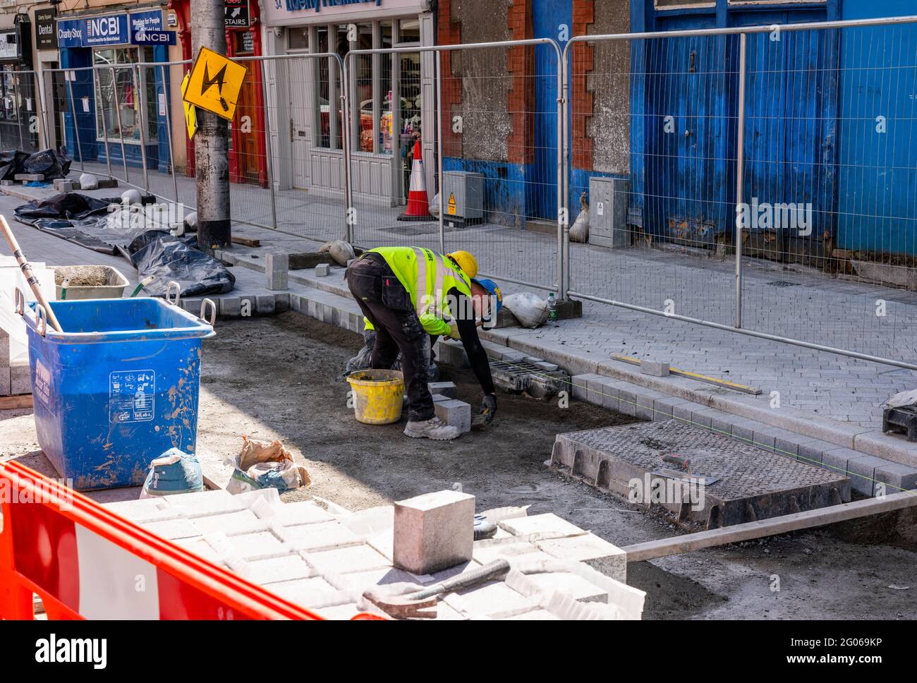 Construction Worker Laying Paving Stock Photo - Alamy