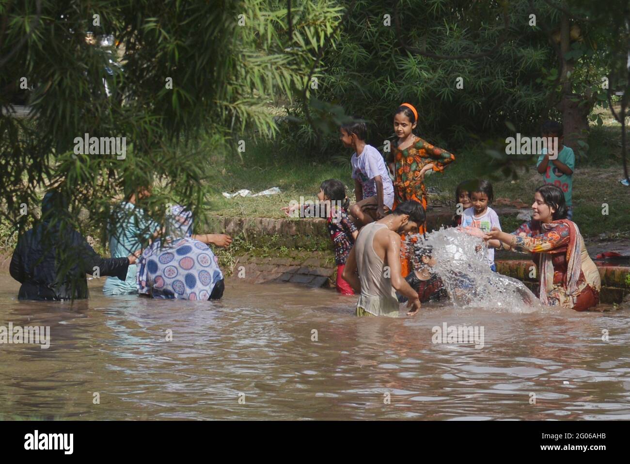People taking bath hi-res stock photography and images - Alamy